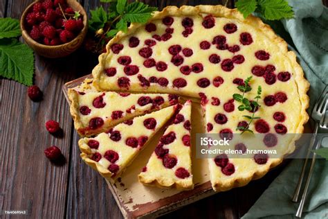 베리 파이 여름입니다 달콤한 파이 신선한 베리 라즈베리와 타르트 라즈베리와 맛있는 케이크 텍스트의 공간을 복사합니다 0명에 대한