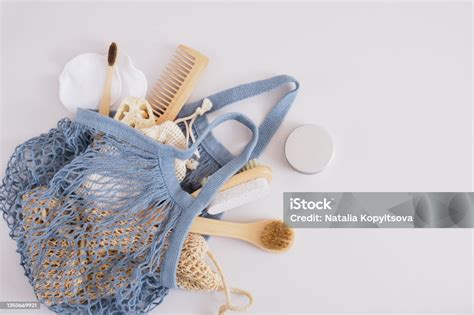 회색 배경 천연 화장품 및 제로 폐기물 라이프 스타일에 니트 가방에 바디 케어를위한 에코 세트 가방에 대한 스톡 사진 및 기타 이미지 Istock