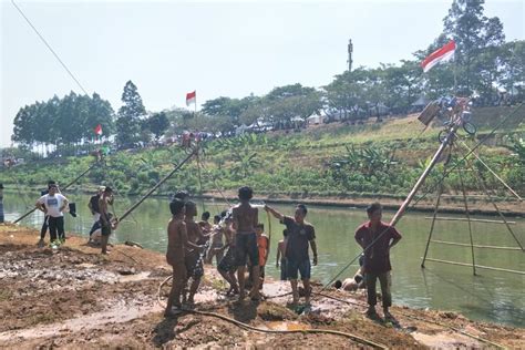Melihat Keseruan Lomba Panjat Pinang Di Kanal Banjir Timur