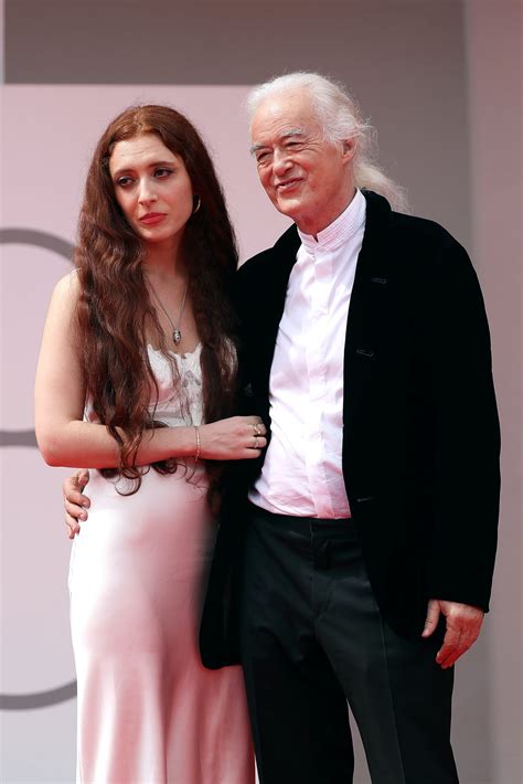 交往 7 年、女友比女兒小 18 歲：傳奇樂手 Jimmy Page 的爺孫戀，真的很甜蜜 A Day Magazine