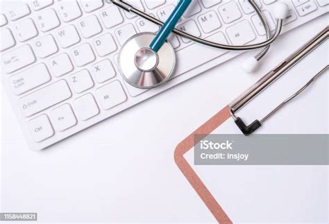 흰색 테이블 배경에 키보드에 청진기 온라인 의료 정보 처리 기술 사무실 개념 상단보기 평평 복사 공간 0명에 대한 스톡 사진 및