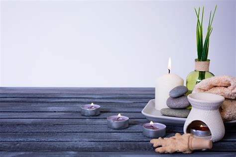 스파 컨셉 선 스톤 에센셜 오일 양초 및 수건이 텍스트 공간이있는 나무 배경에 생활필수품에 대한 스톡 사진 및 기타 이미지 생활필수품 웰빙 웹페이지 Istock