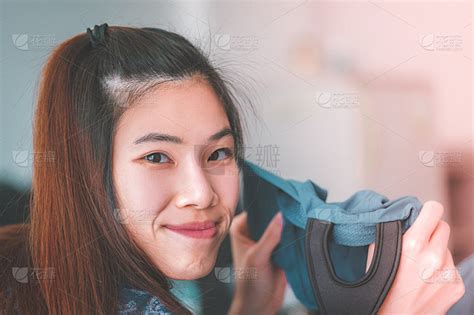 亚洲家庭主妇妇女正在为她的家人准备衣服。