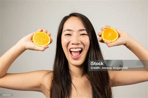 오렌지 조각과 함께 아름 다운 잘 손질 된 일본 여성 스킨 케어 컨셉 35 39세에 대한 스톡 사진 및 기타 이미지 35 39세 건강한 생활방식 과일 Istock