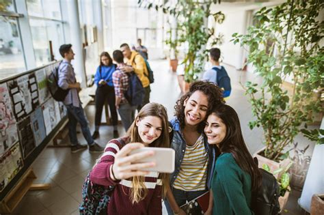학교에서 휴대 전화와 셀 카를 복용 하는 행복 한 여성 학생 고등학교에 대한 스톡 사진 및 기타 이미지 고등학교 교육 다민족 그룹 Istock
