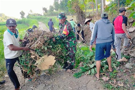 Kemanunggalan TNI Bersama Rakyat Anggota Koramil 0823 14 Jatibanteng