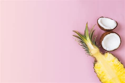 파스텔 핑크 배경에 신선한 파인애플 코코넛의 반쪽을 잘라 이국적인 과일 피나 콜라다에 대한 스톡 사진 및 기타 이미지 피나