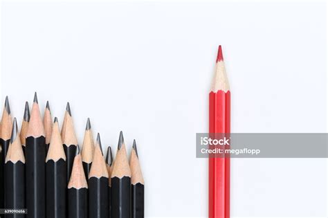 많음의 군중에서 눈에 띄는 빨간 연필 0명에 대한 스톡 사진 및 기타 이미지 0명 개념 개념과 주제 Istock