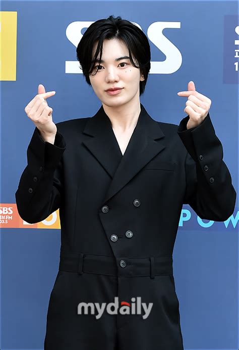 【photo】infinite ソンジョン、ラジオ出演のため放送局へ爽やかなコーデで登場 Kstyle