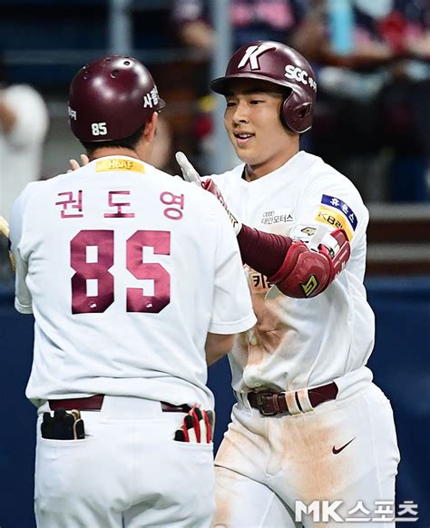 김휘집 ‘동점 솔로포 치고 미소 가득 Mk포토 Mk빌리어드