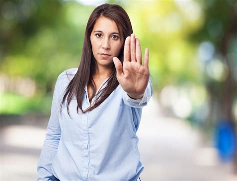 Mujer Haciendo Una Señal De Parar Con Una Mano Descargar Fotos Gratis