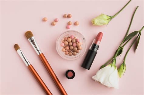 Bovenaanzicht Regeling Met Make Up Producten En Roze Achtergrond
