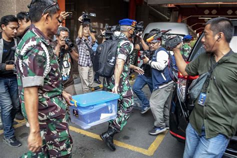 FOTO KPK Dan Puspom TNI Geledah Kantor Basarnas