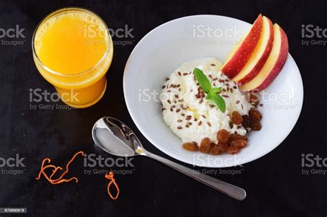건강한 아침 식사 아마 씨 건포도 신선한 사과 신선한 오렌지 주스한 잔을 곁들인 코티지 치즈 건강한 식생활 개념 0명에 대한