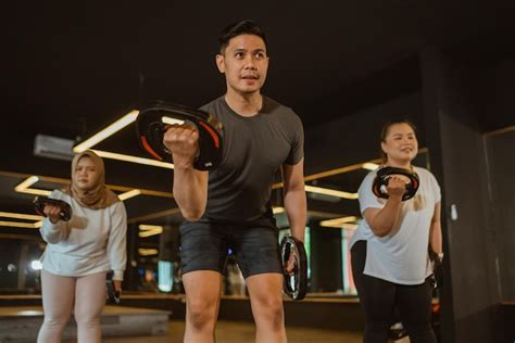 Premium Photo Athletic Male Instructor Training Weightlifting Class