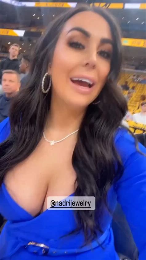 KJ Wright - Memphis Grizzlies Sideline Reporter : r/newswomen_hd