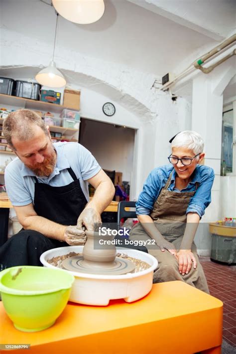 도자기 수업에서 교사와 바퀴에 점토를 회전 하는 수석 여자 2명에 대한 스톡 사진 및 기타 이미지 2명 공예 교사 교육 관련 직업 Istock