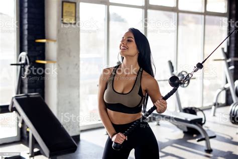 더 나은 신체 모양을 만들기 위해 체육관에서 기계에 운동 여자 당기고 운동적합 20 24세에 대한 스톡 사진 및 기타 이미지 20 24세 가냘픈 개성 개념 Istock