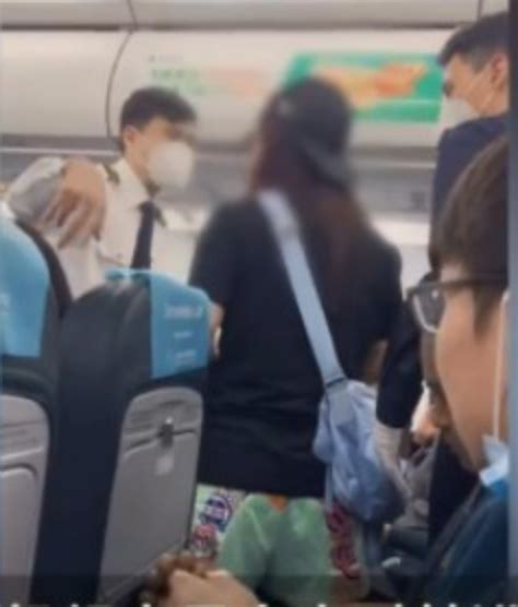 女子飛機上吐口水連罵2小時 被控制後全機旅客拍手叫好 星島日報