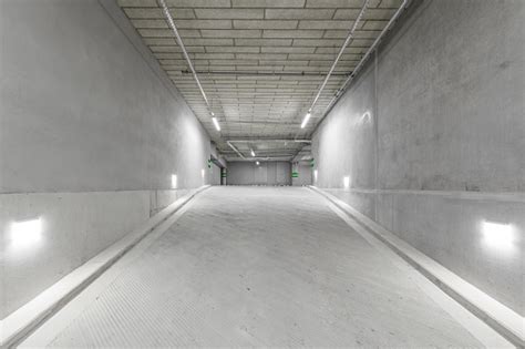 콘크리트 줄무늬가 그려진 기둥과 표지판이있는 빈 공공 지하 주차장 또는 차고 내부 0명에 대한 스톡 사진 및 기타 이미지 0명 건축 건축물 Istock