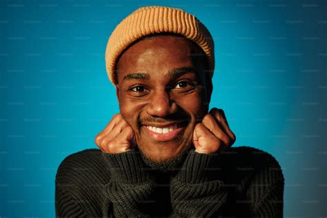 Foto Un Hombre Con Sombrero Y Sonriendo Para La Cámara Felicidad