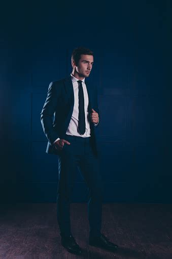 은행의 지능형 멋진 매력적인 적합 넥타이와 양복에 진한 파란색 배경에 서 주머니에 한 손을 재킷에 또 하나를 들고 전장 초상화 갈색 머리에 대한 스톡 사진 및 기타 이미지