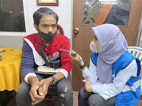 Mohd Shahid Mohd Ilyas Sedang Ditemubual Oleh Kakitangan Islamic Relief