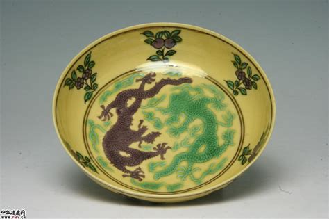 清嘉庆景德镇窑黄地紫绿龙纹碟（一对） 藏家展厅 收藏资讯艺术家书画家书画名人书法家 中华收藏网