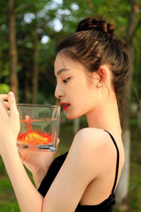 姚晓棠曝优雅生日写真 步履不停奔赴热爱观众