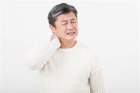 起床時に首が痛い「寝違え」、なぜ起きる？ 原因＆対処法を専門家に聞く オトナンサー
