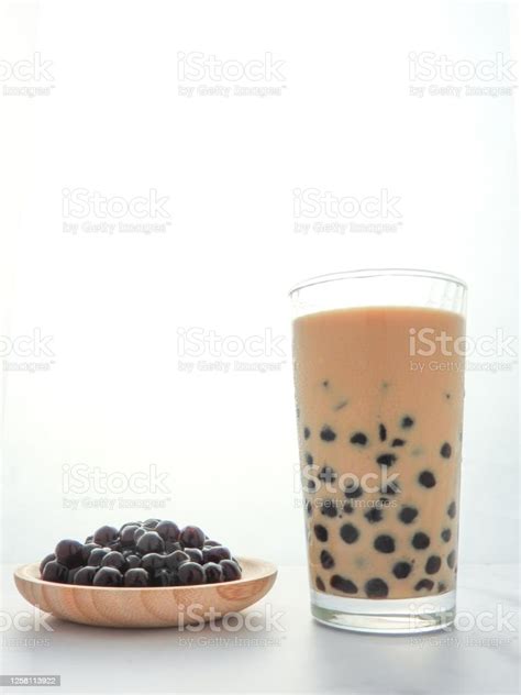 진주 우유 차 한 잔과 흰색 배경에 타피오카 공 한 접시 진주 우유 차는 대만에서 가장 대표적인 음료입니다 대만 음식 복사 공간을 가지고 있습니다 0명에 대한 스톡 사진 및