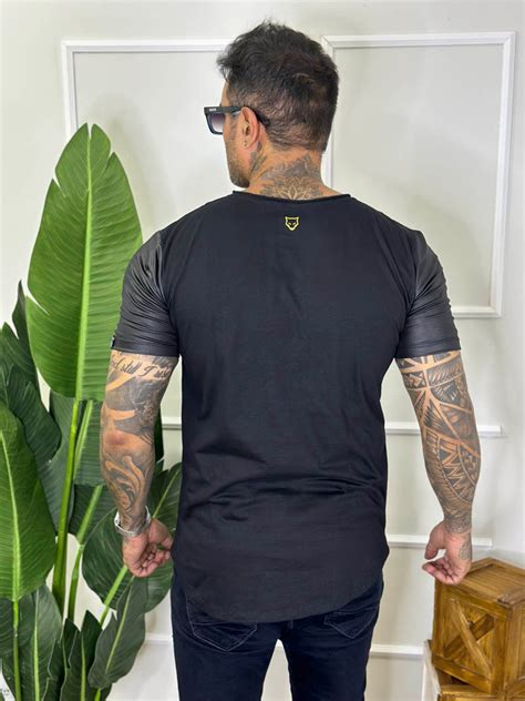 Camiseta Long Line Volk Culture Cruz Algodão Preto Cirrê Lateral Volk Culture
