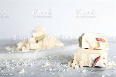 대리석 테이블에 견과류가있는 맛있는 화이트 초콜릿 조각 클로즈업 텍스트 공간 생활 방식에 대한 스톡 사진 및 기타 이미지
