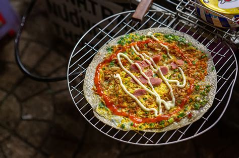 반 트랑 누옹 또는 현지 베트남 피자는 베트남 관광객과 사람들에게 인기있는 길거리 음식입니다 피자에 대한 스톡 사진 및 기타