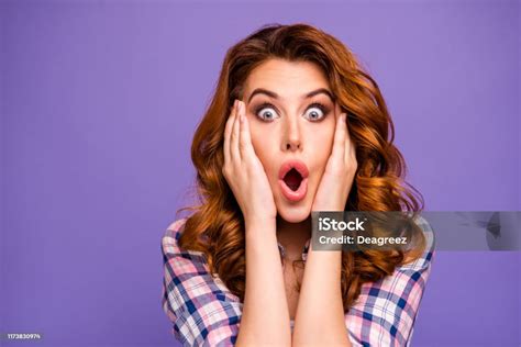뺨에 팔을 들고 두려움의 전체 눈으로 예쁜 여우 아가씨의 사진은 나쁜 뉴스 착용 체크 무늬 캐주얼 셔츠 고립 보라색 색상 배경을