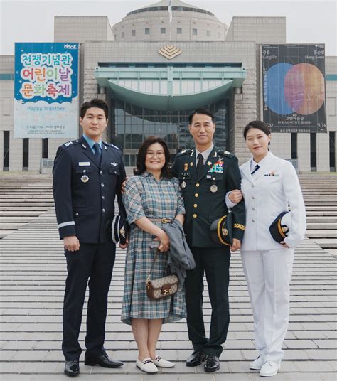 아빠가 시구·아들이 포수·딸이 타자…‘군인일가 특별한 야구장 나들이 매일경제