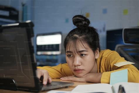 스트레스를 받은 지친 여자는 사무실 책상에 앉아 초과 근무를 하며 업무에 과부하가 걸립니다 사진 Unsplash의 마감 이미지