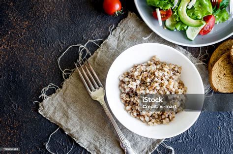 뜨거운 메밀 죽 접시에 녹는 버터와 테이블 상단보기 복사 공간 건강한 음식 개념에 대한 신선한 야채의 건강한 채식 샐러드
