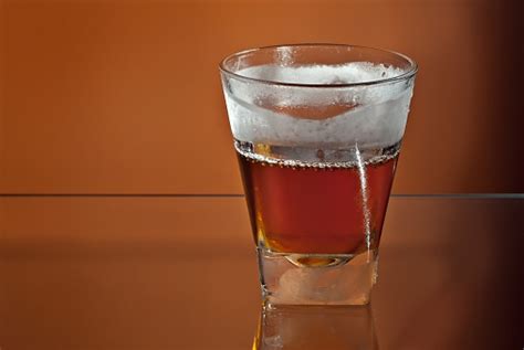 투명 한 안경에 얼음과 알코올 음료 오렌지 배경에 고립 된 칵테일와인 잔 유리 테이블에 냉동 음료 0명에 대한 스톡 사진 및 기타 이미지 Istock