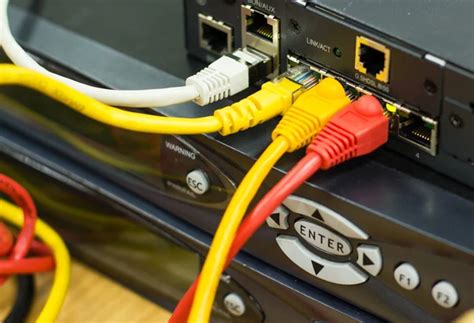 UTP Lan Verbinding Maken Met De Ethernet Poort Op De Achterkant Van De Router Stockfoto