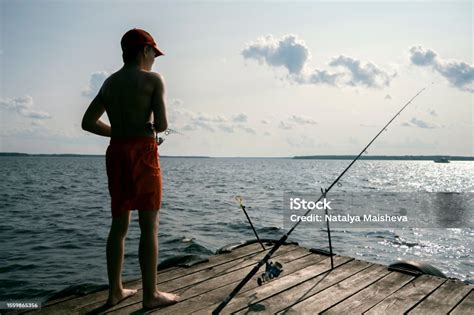 빨간 반바지와 빨간 야구 모자를 쓴 십대가 강에서 물고기를 잡습니다 여름 방학 12 13세에 대한 스톡 사진 및 기타 이미지 12 13세 개념 개념과 주제 Istock