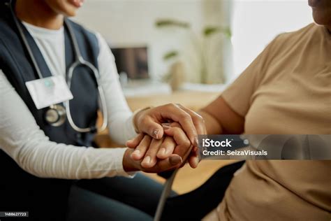노인 여성 간병인 요양원에서 지원 의사 소통 및 공감을 위해 손을 잡고 있습니다 치유 치료 신뢰와 친절을 위해 의료 간호사와