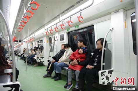 呼和浩特地铁即将开通 市民开心试乘