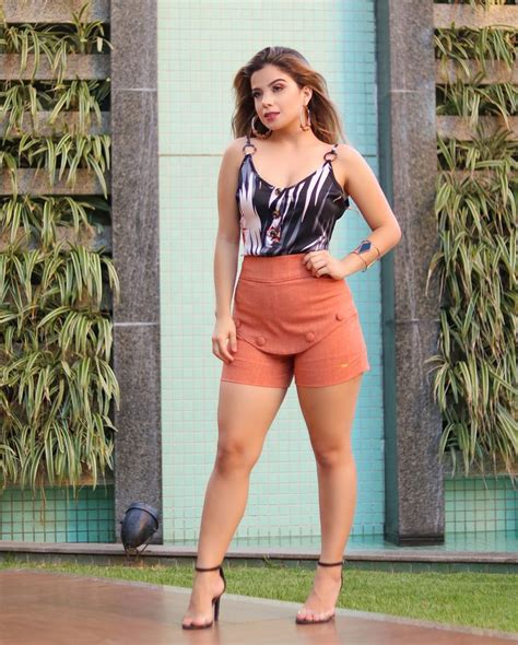 A imagem pode conter pessoa em pé shorts e atividades ao ar livre Short dresses Casual