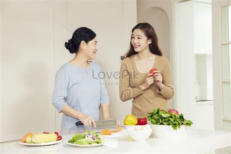 어머니와 딸이 집 부엌에서 요리를 공부합니다 사진 무료 다운로드 Lovepik