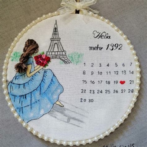 خرید و قیمت دیوارکوب گلدوزی دختر ونه کنار برج ایفل ترکیب گلدوزی و نقاشی