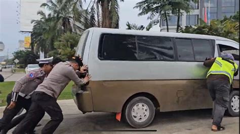 Personel Polresta Bandara Soekarno Hatta Bantu Dorong Mobil Yang Mogok