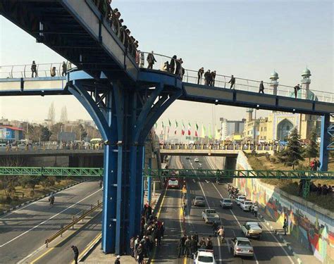 سقوط دختر جوان از پل میدان رسالت منجر به مرگ وی شد عکس