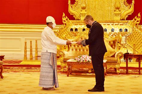 နိုင်ငံ‌တော်စီမံအုပ်ချုပ်ရေးကောင်စီဥက္ကဋ္ဌ နိုင်ငံတော်ဝန်ကြီးချုပ် ဗိုလ