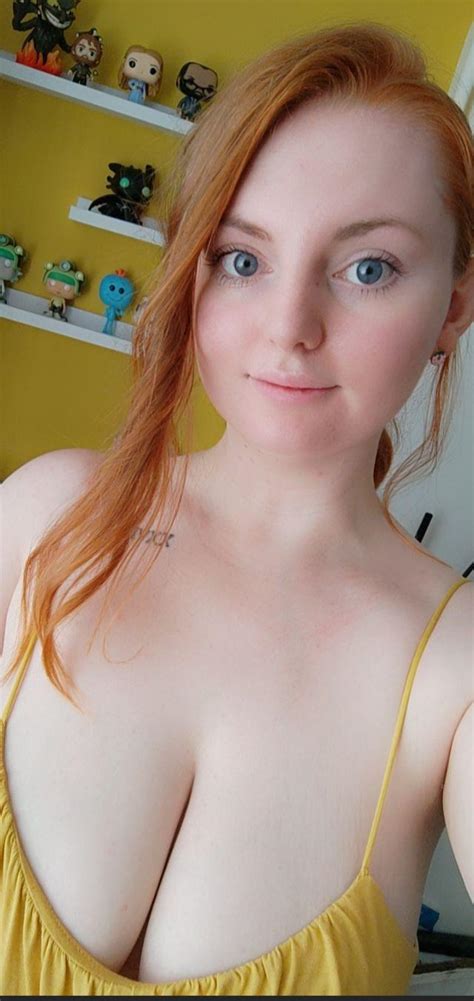 Hot Babe With Big Melons Scrolller